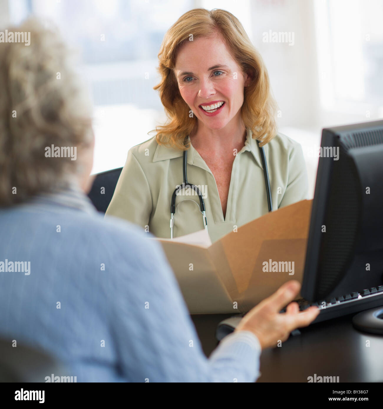 Doctor and patient hi-res stock photography and images - Alamy
