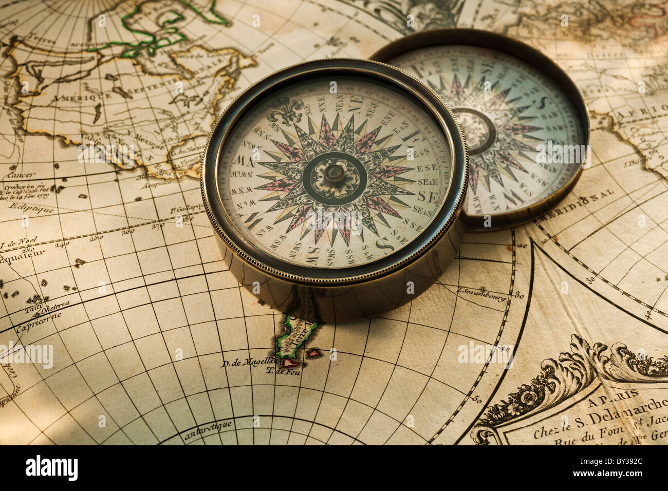 Antique compass and map hi-res stock photography and images - Alamy