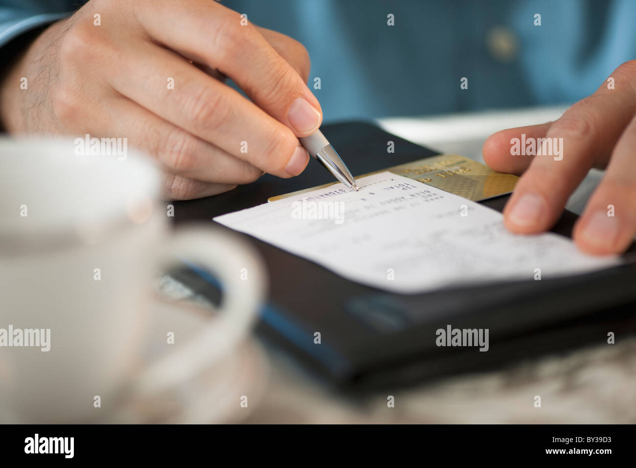 Signing credit card receipt hi-res stock photography and images - Alamy