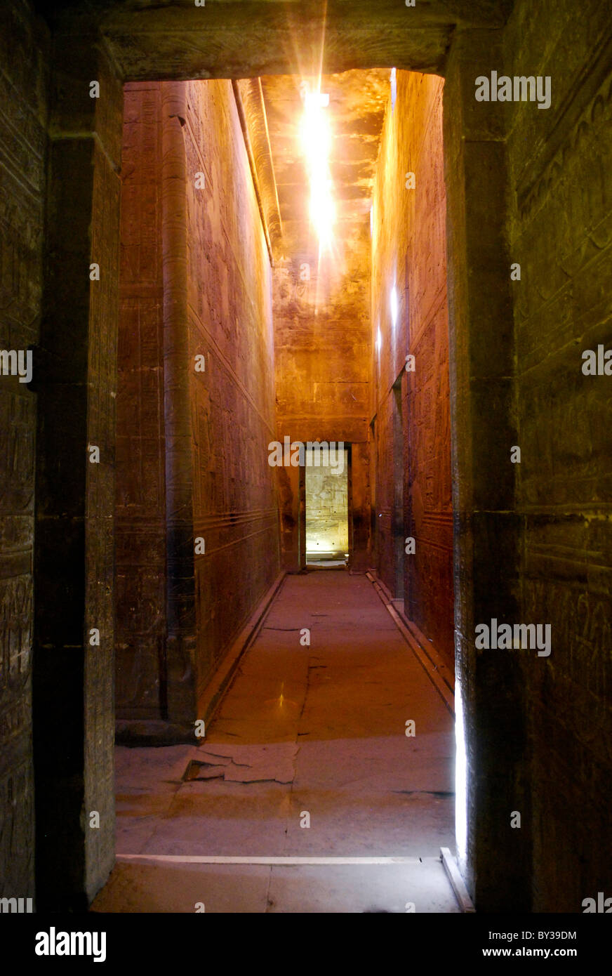 Ancient egyptian temples along nile hi-res stock photography and images ...