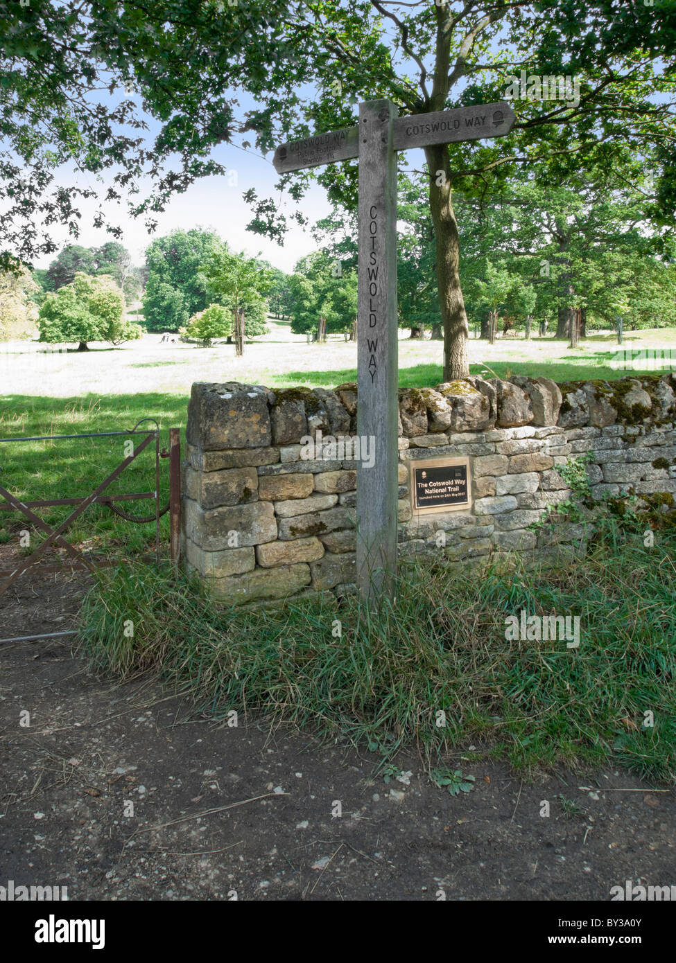 cotswold way footpath stanway cotswolds Stock Photo - Alamy