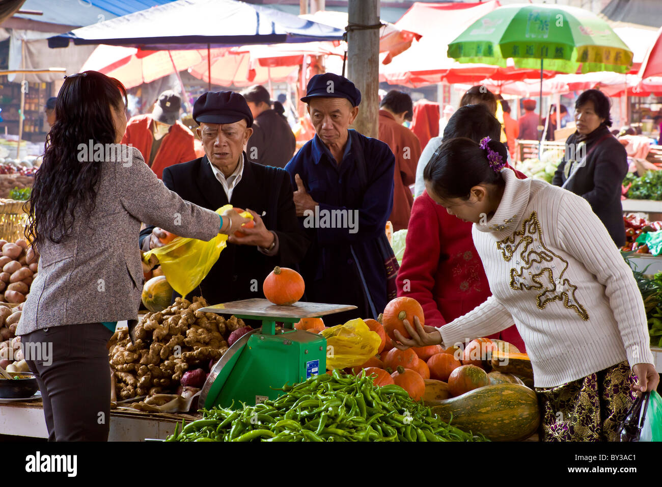 Shopping at Menghai Produce Market, Yunnan Province, Xishuangbanna ...