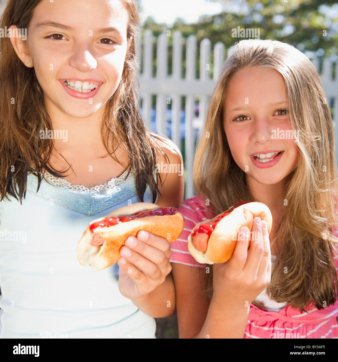 USA, New York, Two girls (10-11, 10-11) eating hot-dogs Stock Photo - Alamy USA, New York, Two girls (10-11, 10-11) eating hot-dogs Stock Photo - Alamy