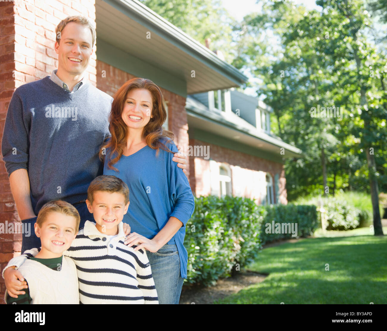 USA, New York, Flanders, Portrait of family with two boys (4-5, 8-9 ...