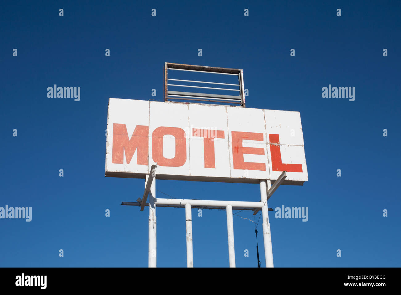 USA, Arizona, Holbrook, Motel sign against blue sky Stock Photo - Alamy