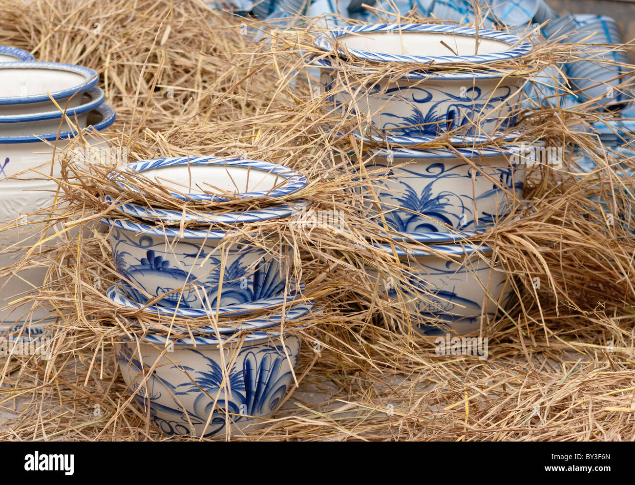 Ceramic pots straw packing hi-res stock photography and images - Alamy