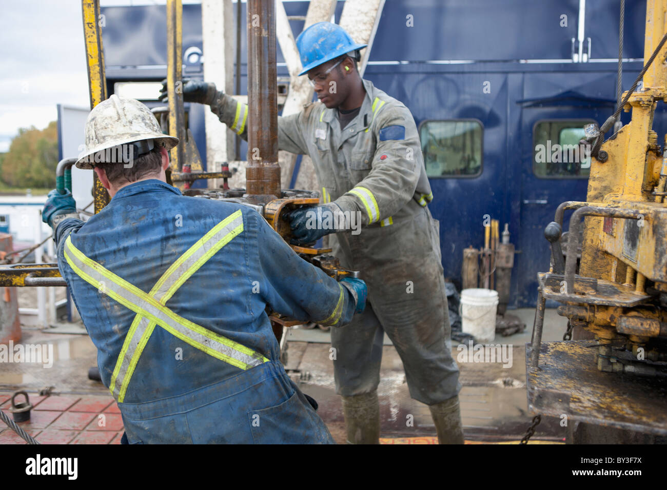 Oil workers drilling for oil on rig Stock Photo - Alamy