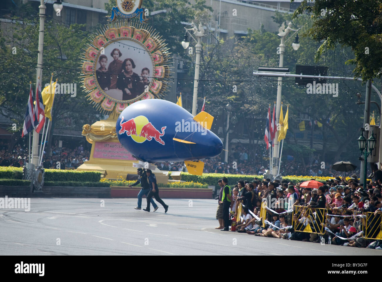 Crowd people watching street show hi-res stock photography and images ...
