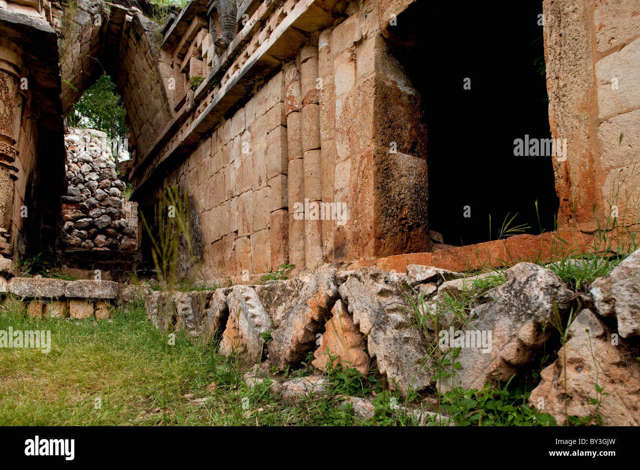 THE PALACE, PUCC MAYAN RUINS OF LABNA, YUCATAN, MEXICO Stock Photo - Alamy