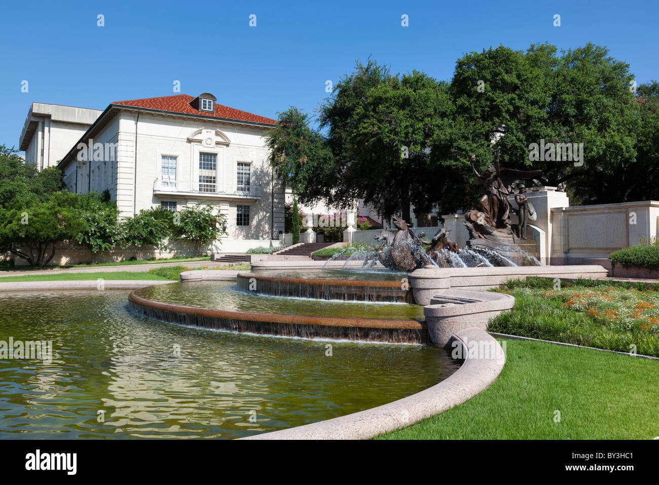 Littlefield Memorial Fountain in front of the University of Texas Tower ...