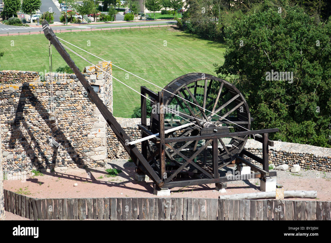 Medieval catapult weapon hi-res stock photography and images - Alamy