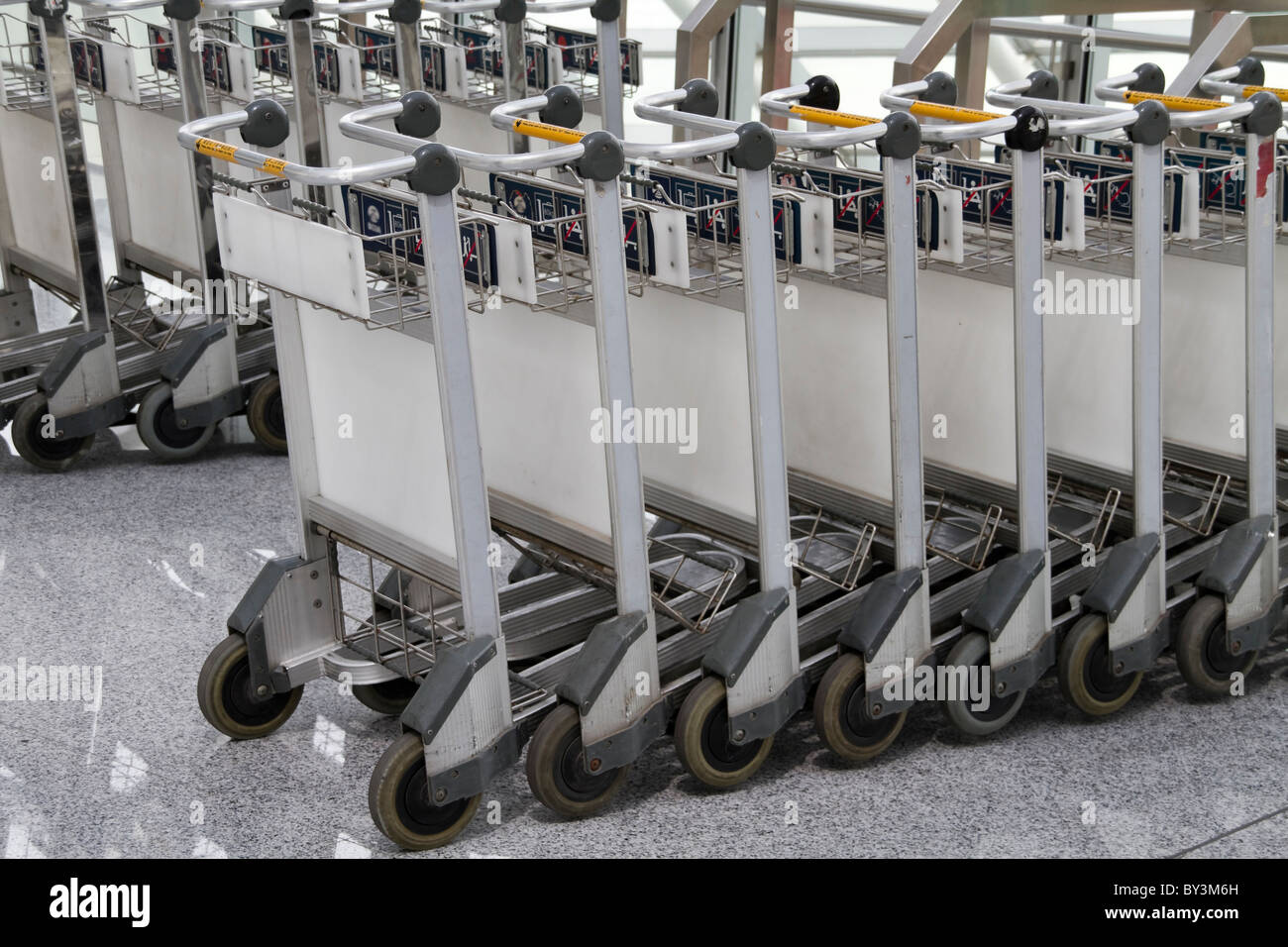Luggage carts hi-res stock photography and images - Alamy