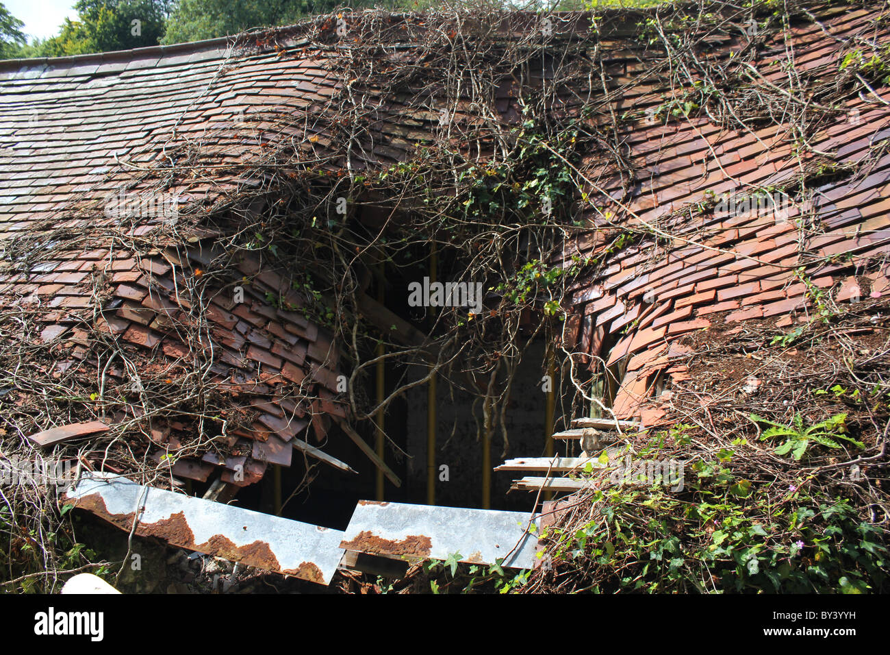 Bad roof hi-res stock photography and images - Alamy