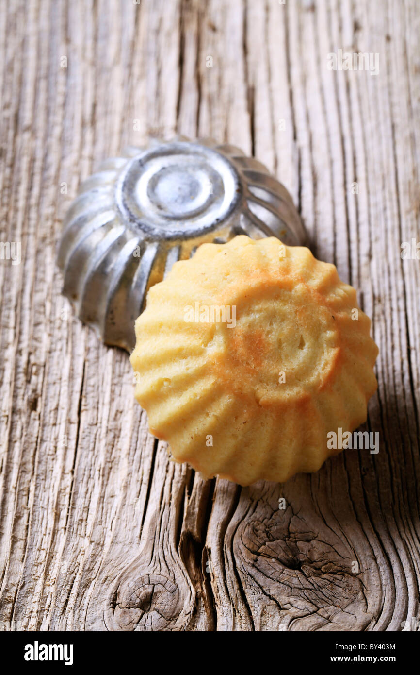 Tart shell and a baking pan Stock Photo - Alamy