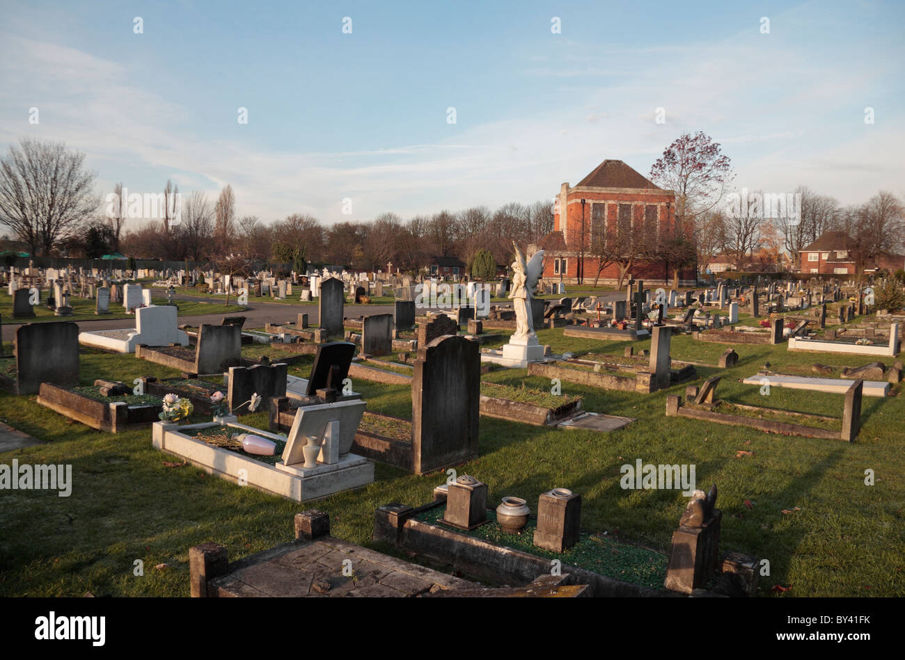 Chiswick cemetery hi-res stock photography and images - Alamy