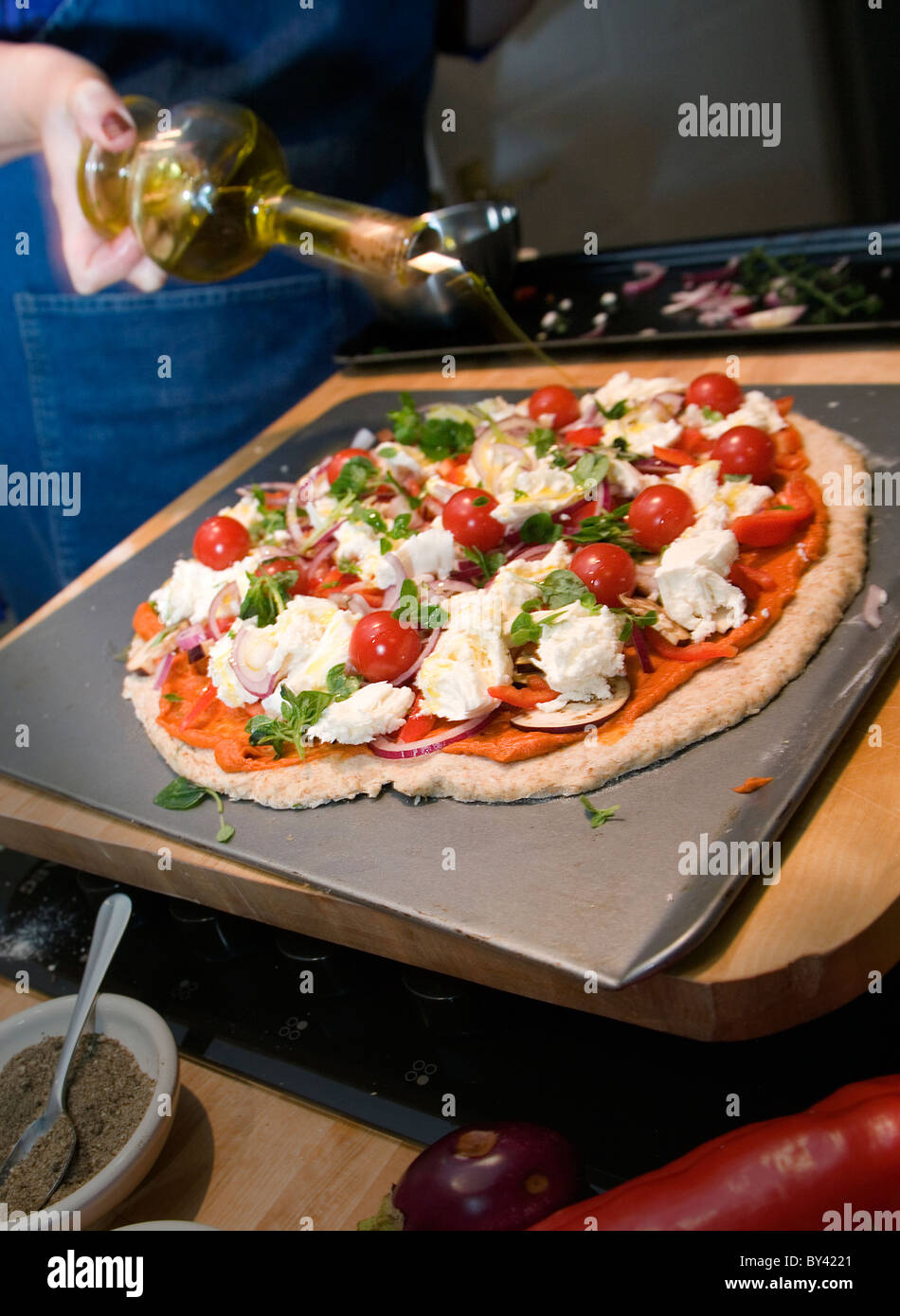 Drizzling olive oil over Pizza / step shot 15 Stock Photo - Alamy