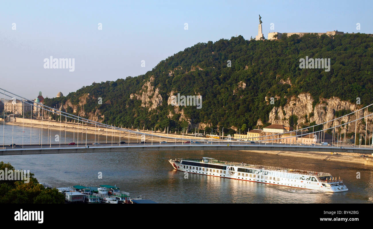 Elizabeth Bridge, Gellert Hill, The Citadel, River cruise ship in the ...