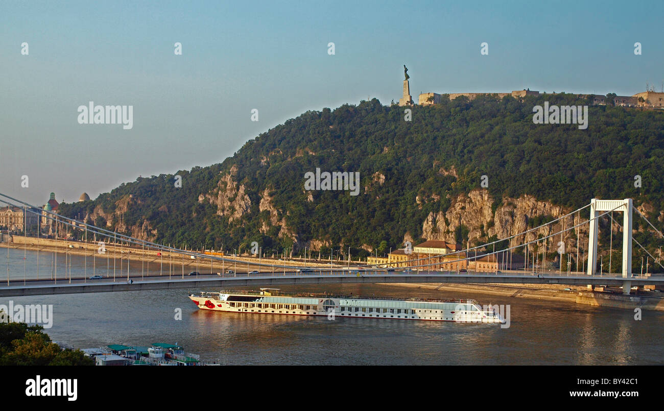 Elizabeth Bridge, Gellert Hill, The Citadel, River cruise ship in the ...