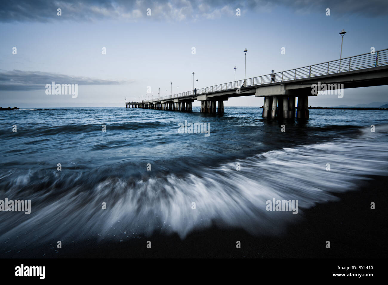 Moving waves hi-res stock photography and images - Alamy