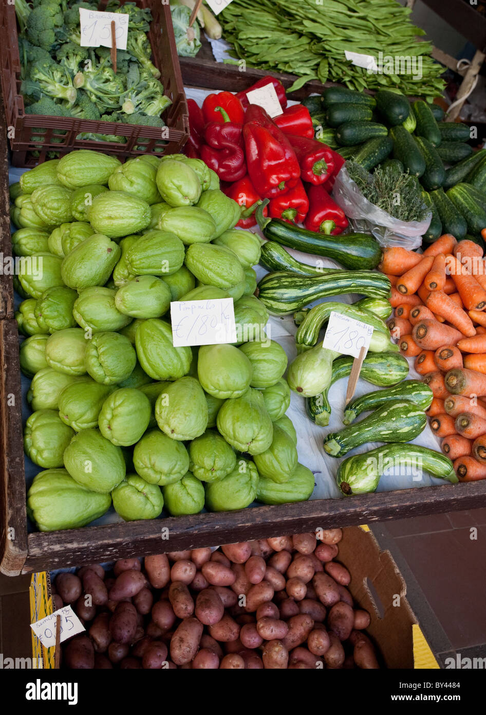 Fresh vegetable displays hi-res stock photography and images - Alamy