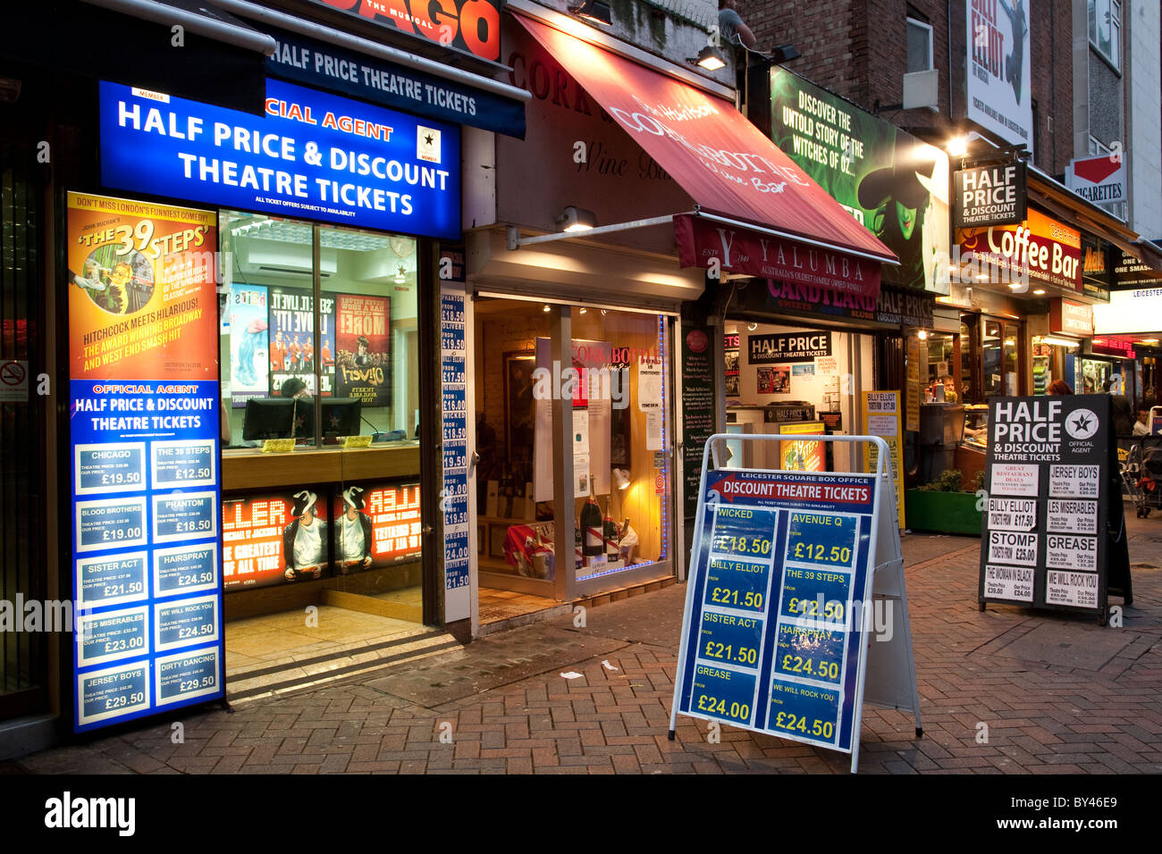 London tickets booth hi-res stock photography and images - Alamy