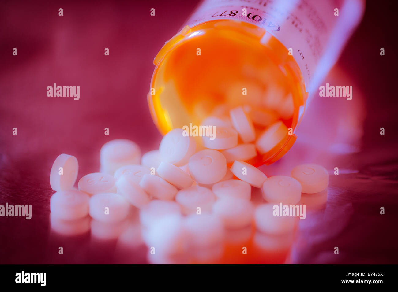 Bottle of pain pills Stock Photo - Alamy