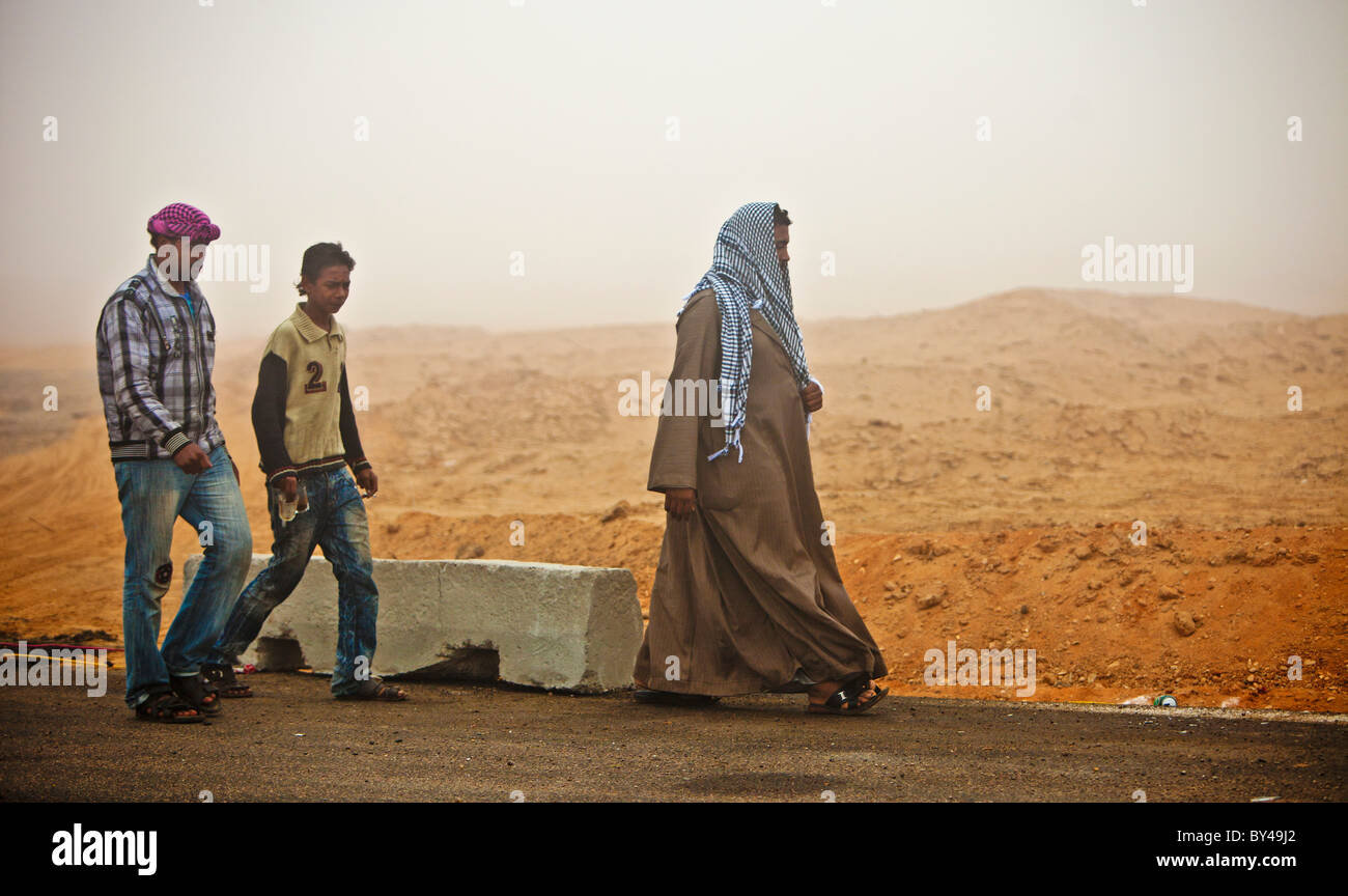 MUSLIM MEN WALKING CAIRO EGYPT ROAD DESERT Stock Photo - Alamy