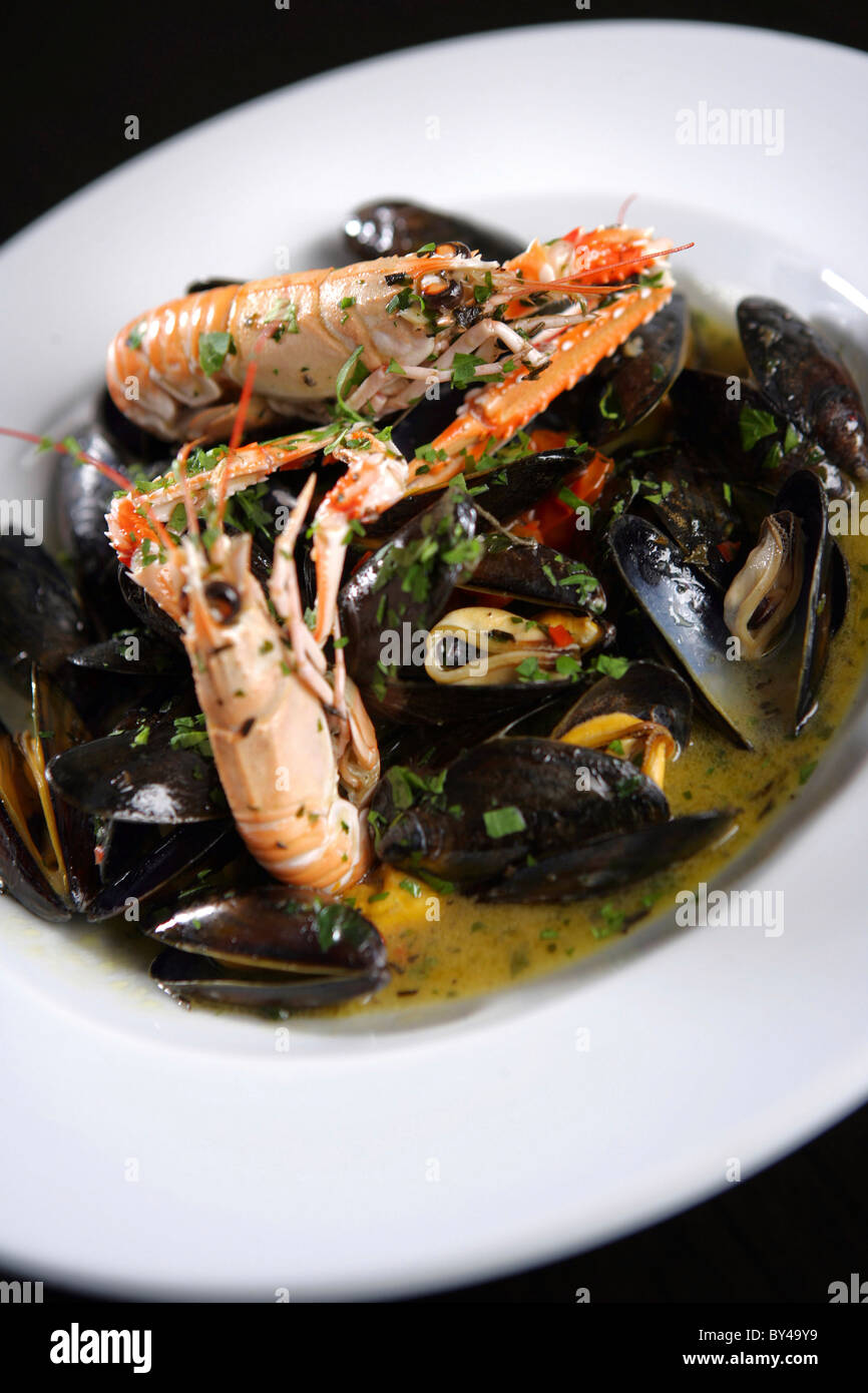 SAUTEED MUSSELS WITH CHILLI, GARLIC AND ROSEMARY Stock Photo - Alamy