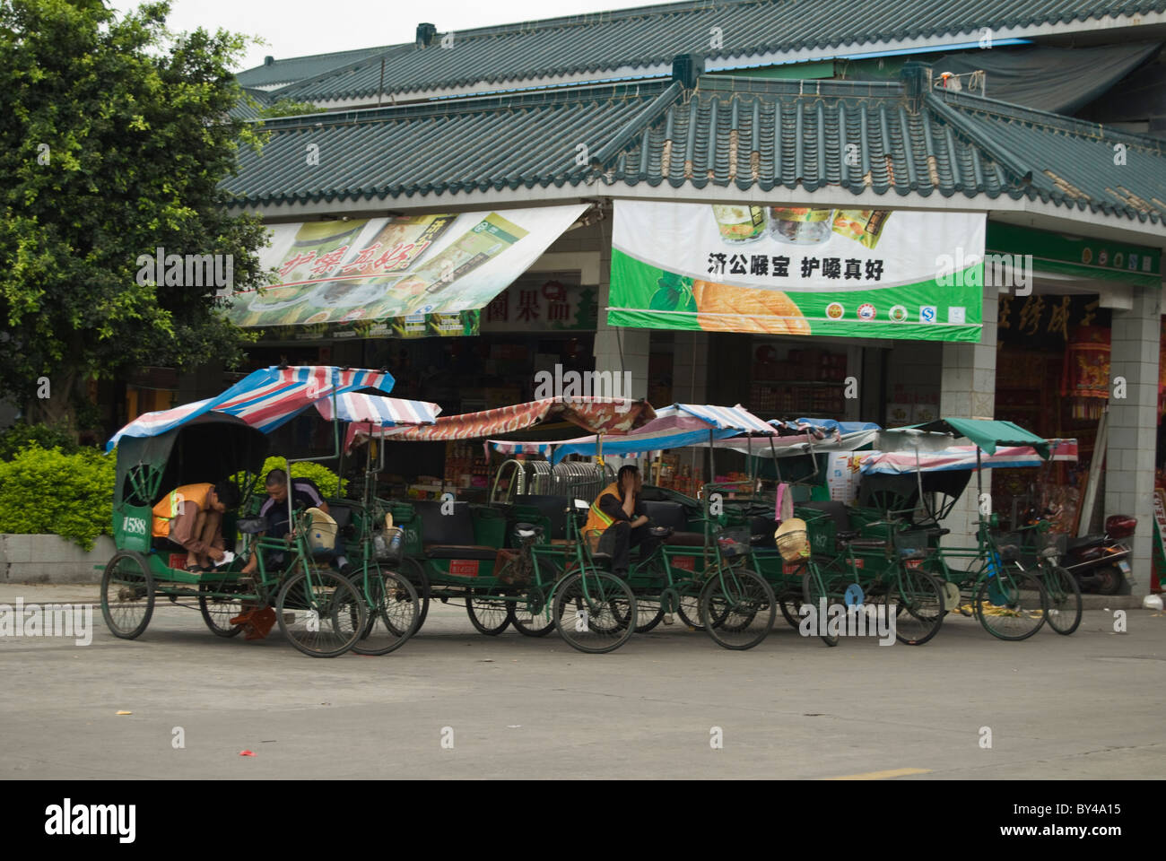 Tricycle roadside hi-res stock photography and images - Alamy
