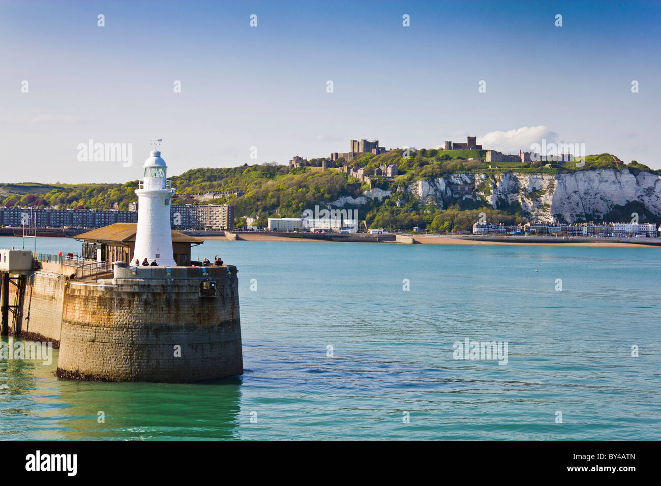 White cliffs coast lighthouse hi-res stock photography and images - Alamy