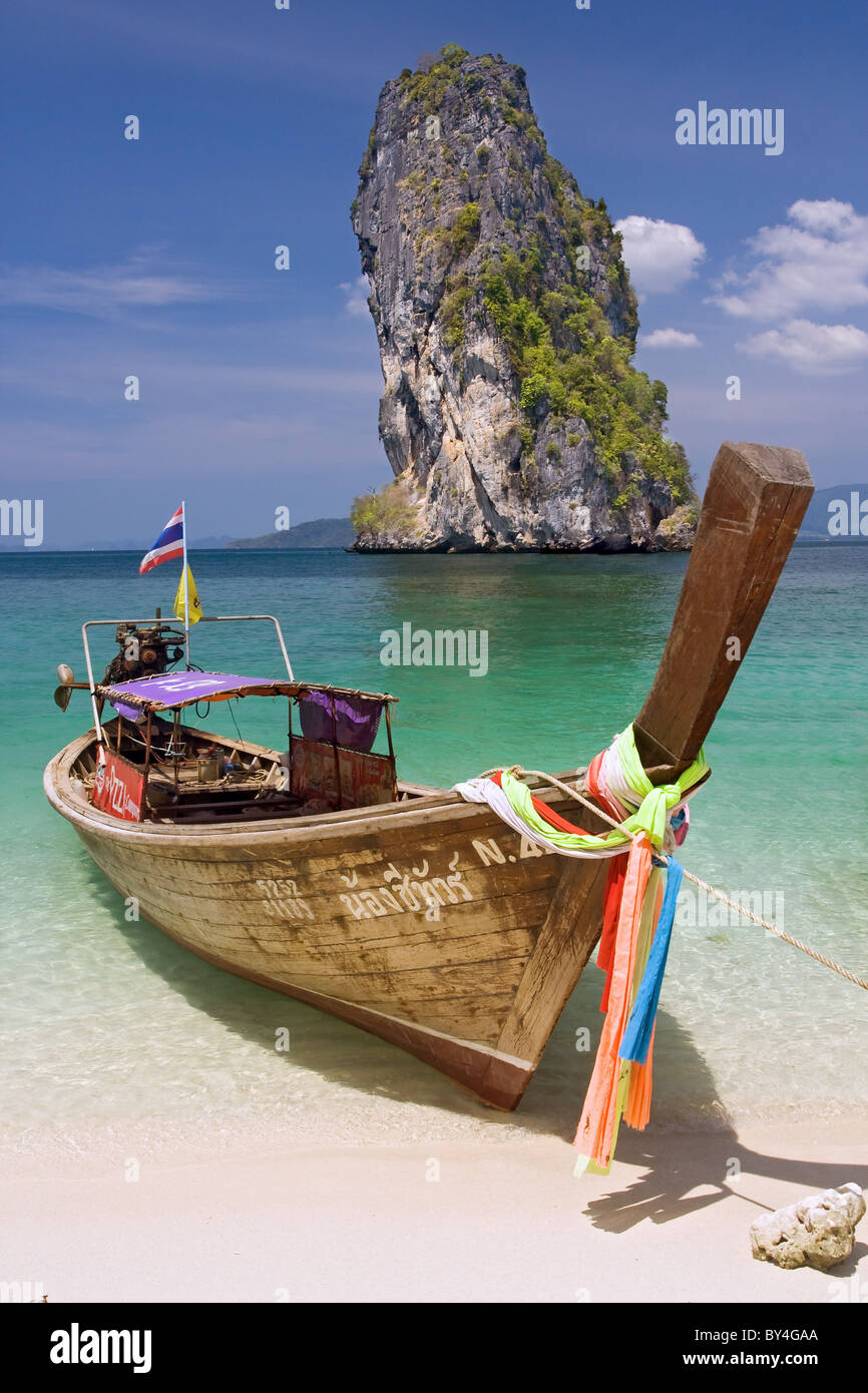 Thailand traditional ship on beach Stock Photo - Alamy