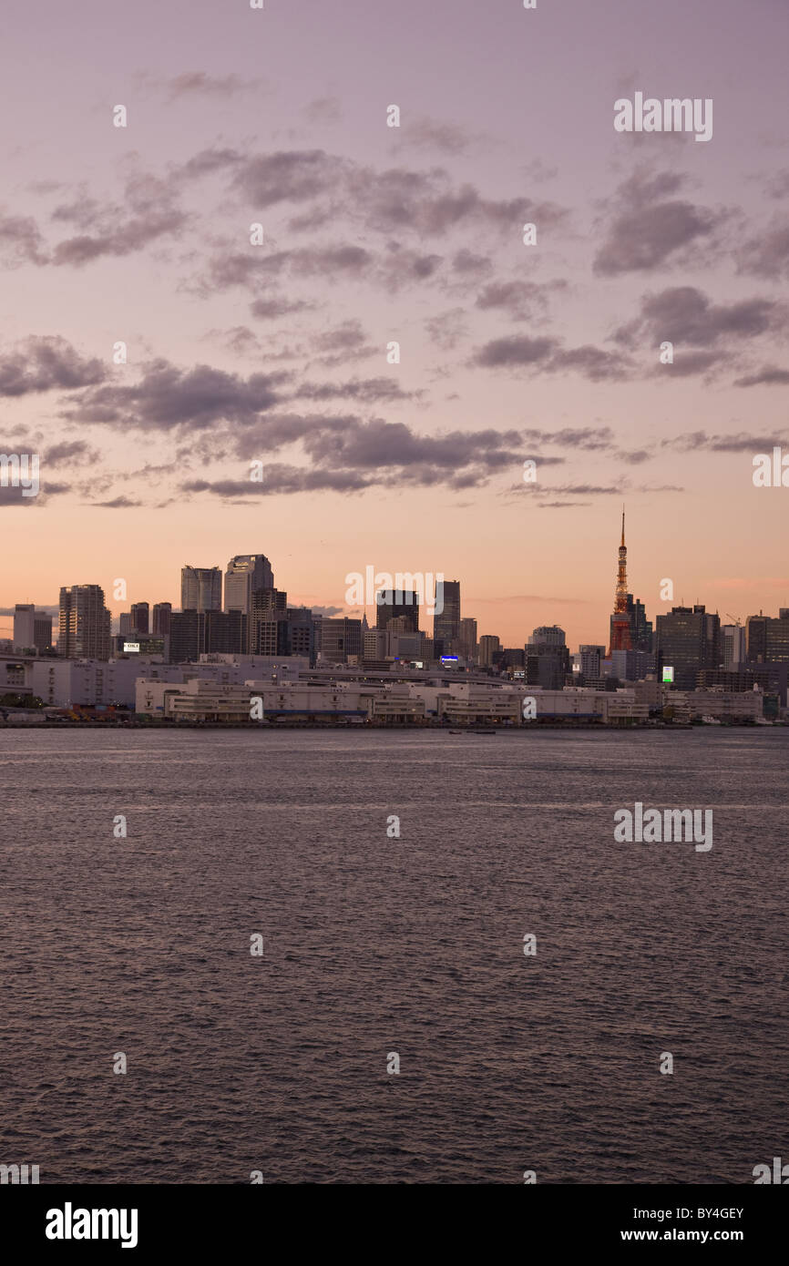 Tokyo skyline vertical hi-res stock photography and images - Alamy