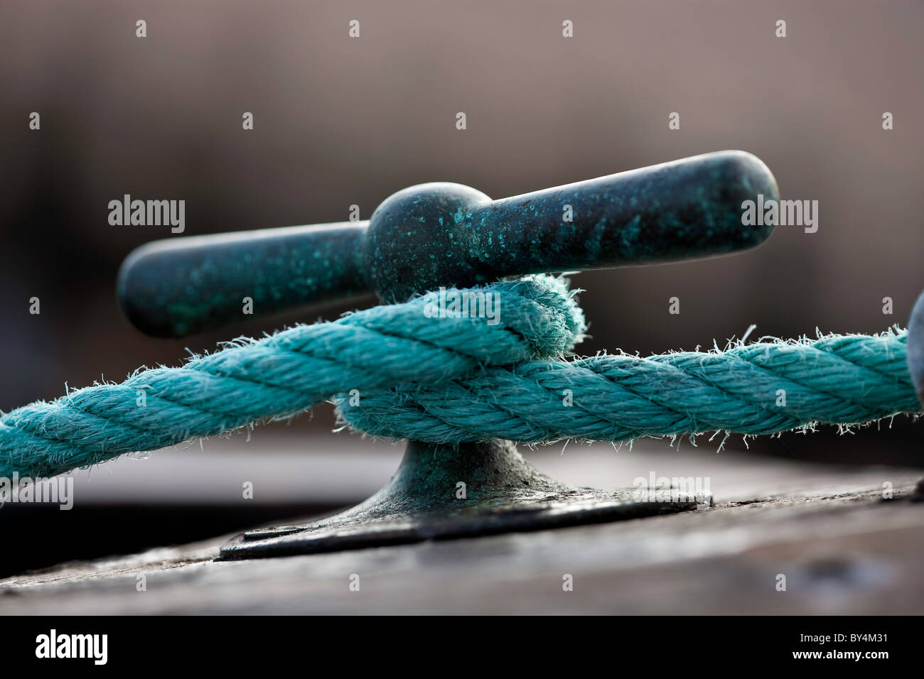 Boat mooring cleat hi-res stock photography and images - Alamy
