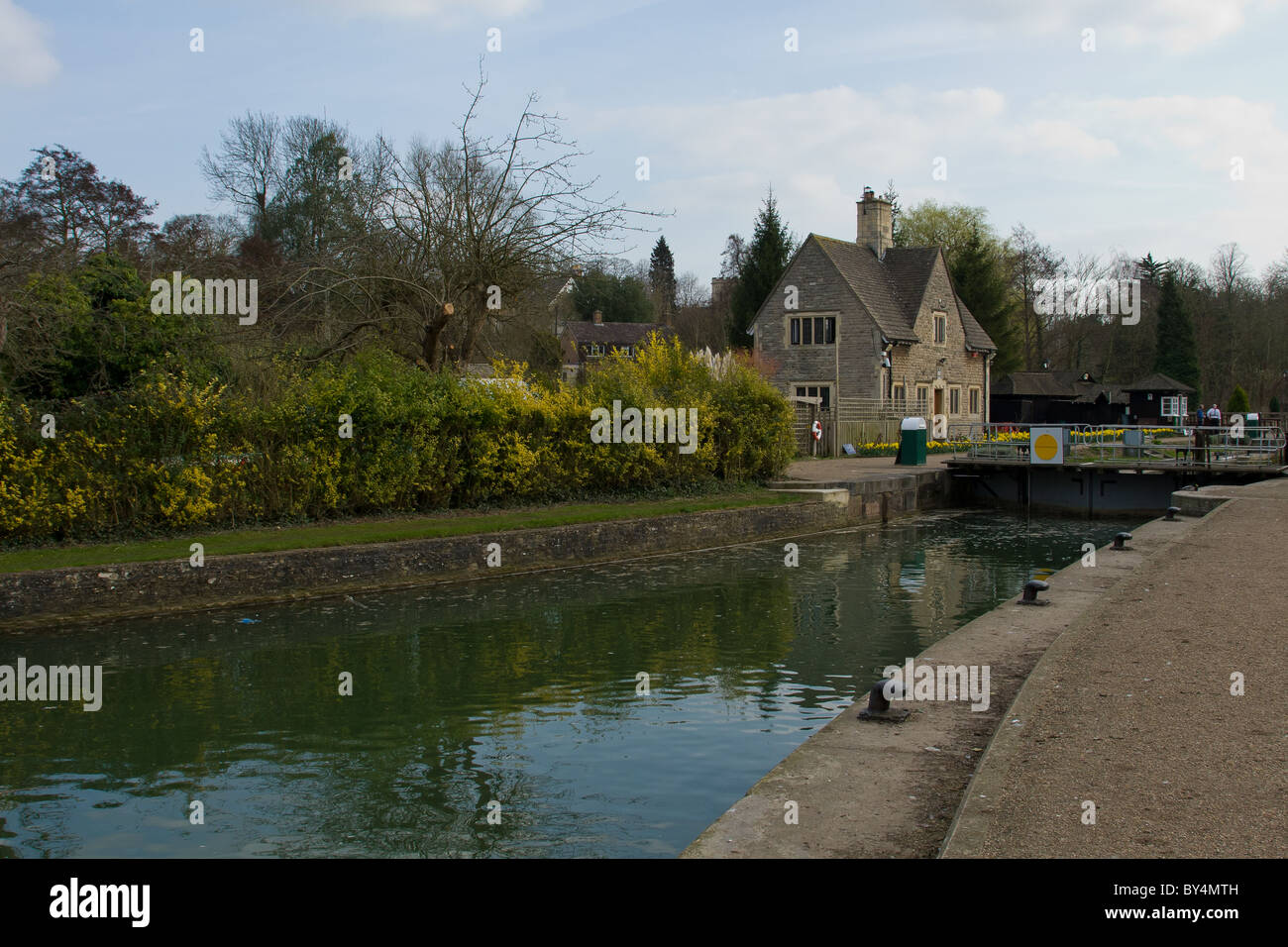 Thames lock hi-res stock photography and images - Alamy