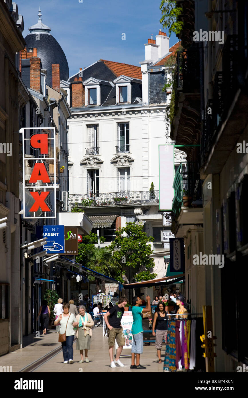 Street scene in Vichy (Allier - Auvergne - France). Scène de rue dans ...