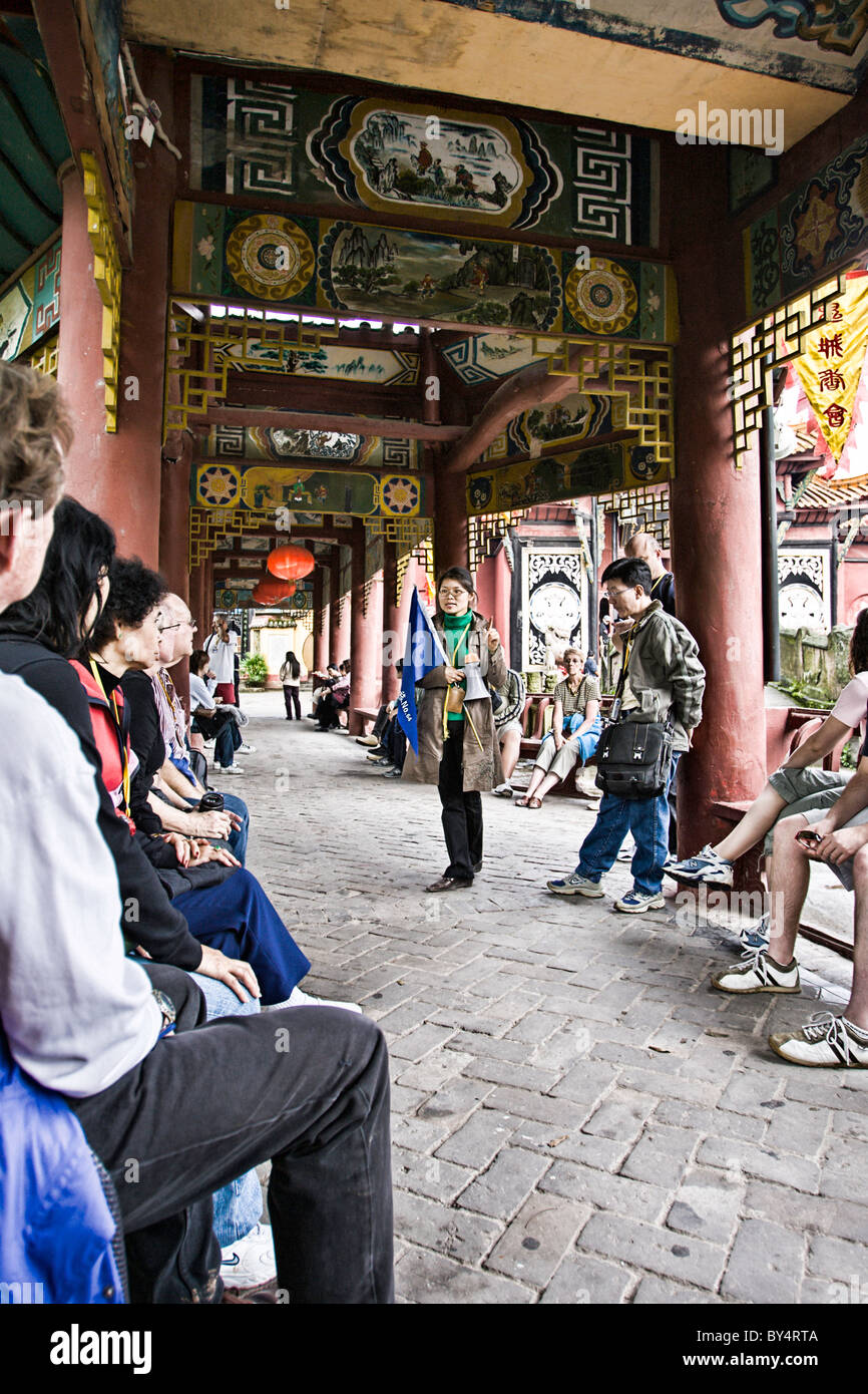 Tour guide group chinese tourists hi-res stock photography and images ...