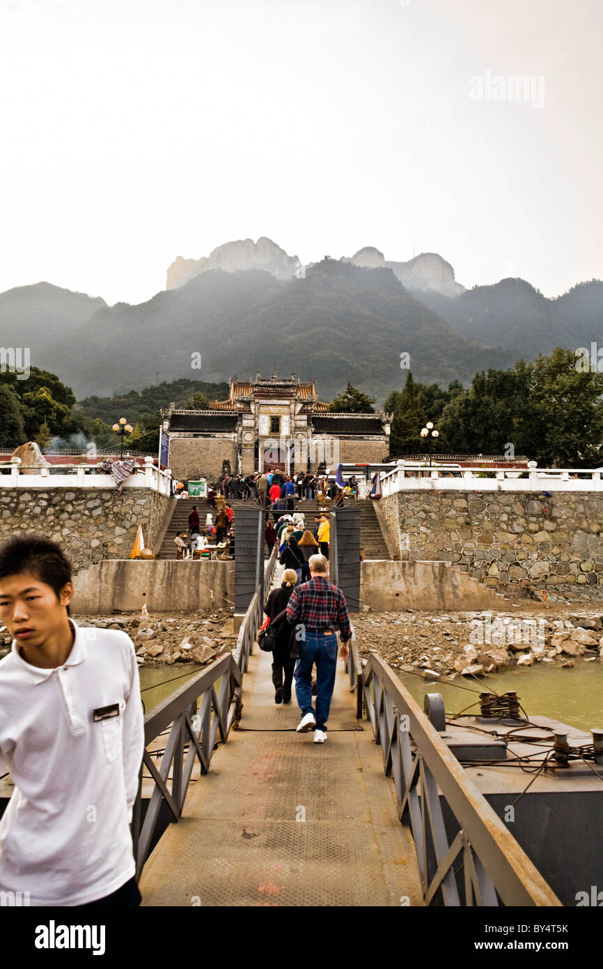 CHINA, YICHANG, SANDOUPING: Crowds of tourists disembark from Yangtze ...