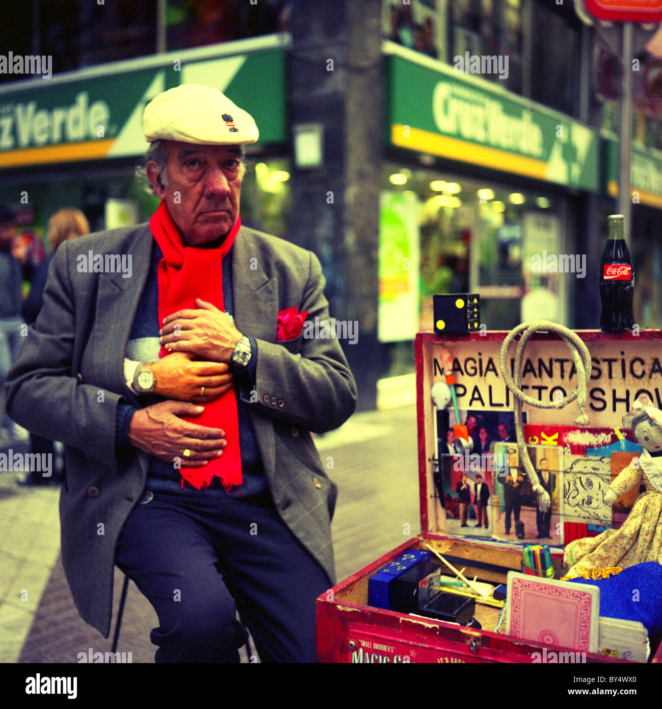 Magician performer hi-res stock photography and images - Alamy