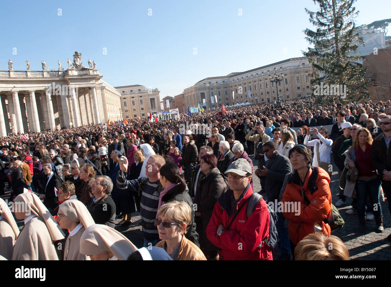St peters square with crowd people hi-res stock photography and images ...
