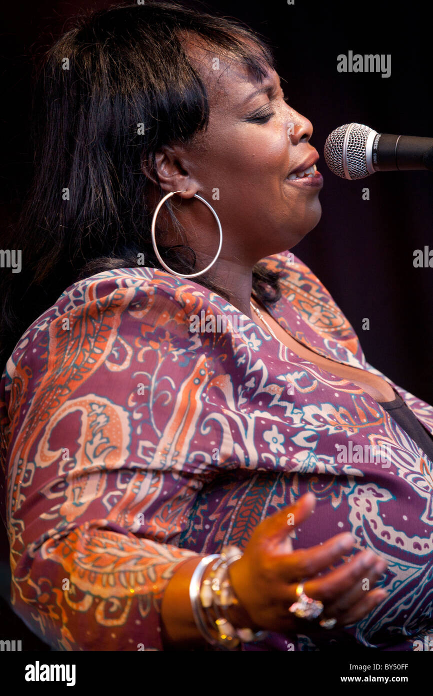 Female singer performing at jazz club hi-res stock photography and ...