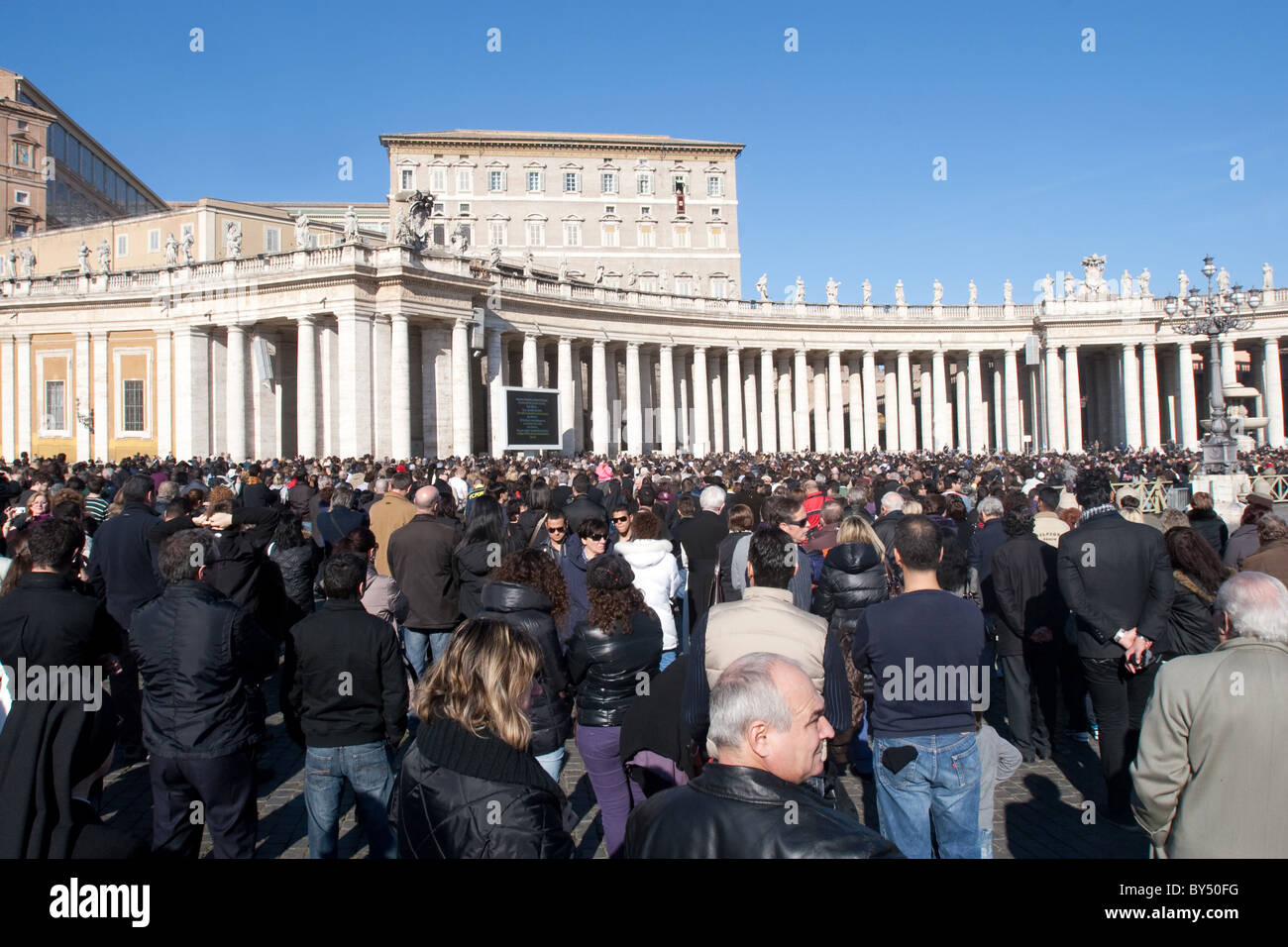 People crowd pope Benedict at "Migrant day" Vatican saint peter's ...