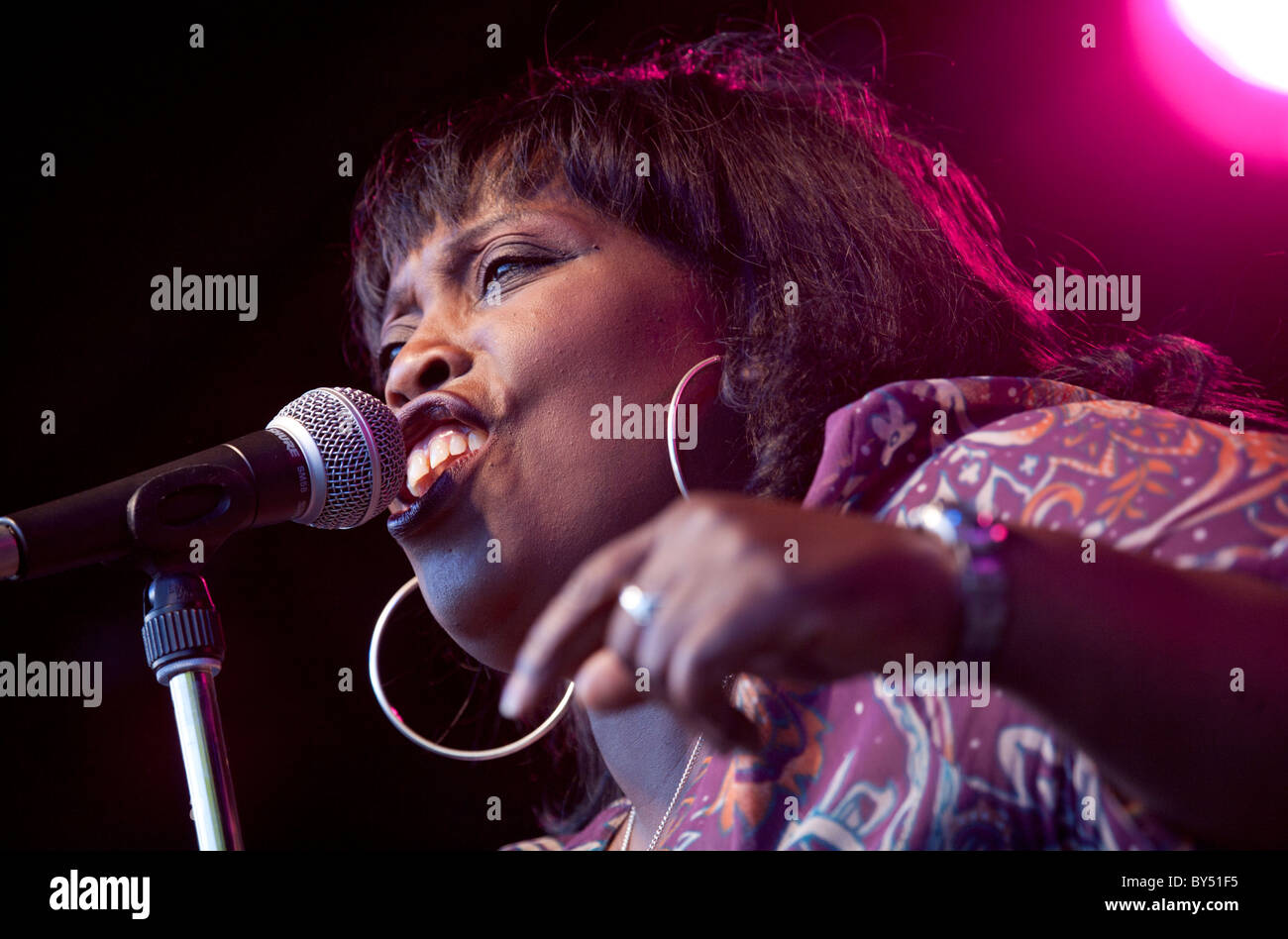 Female singer performing at jazz club hi-res stock photography and ...