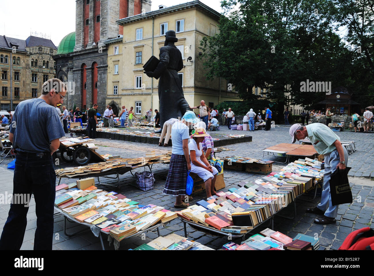 Shoppers looking through books hi-res stock photography and images - Alamy