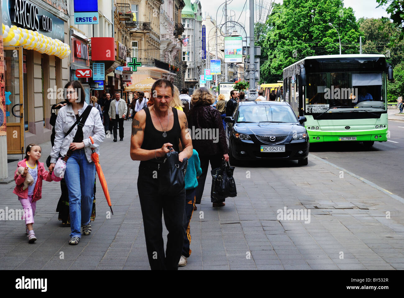 Traffic on street many shops hi-res stock photography and images - Alamy