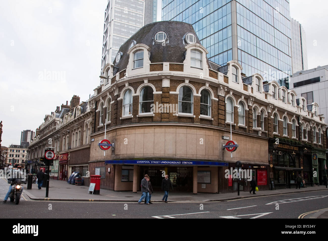 Liverpool street underground station hi-res stock photography and ...