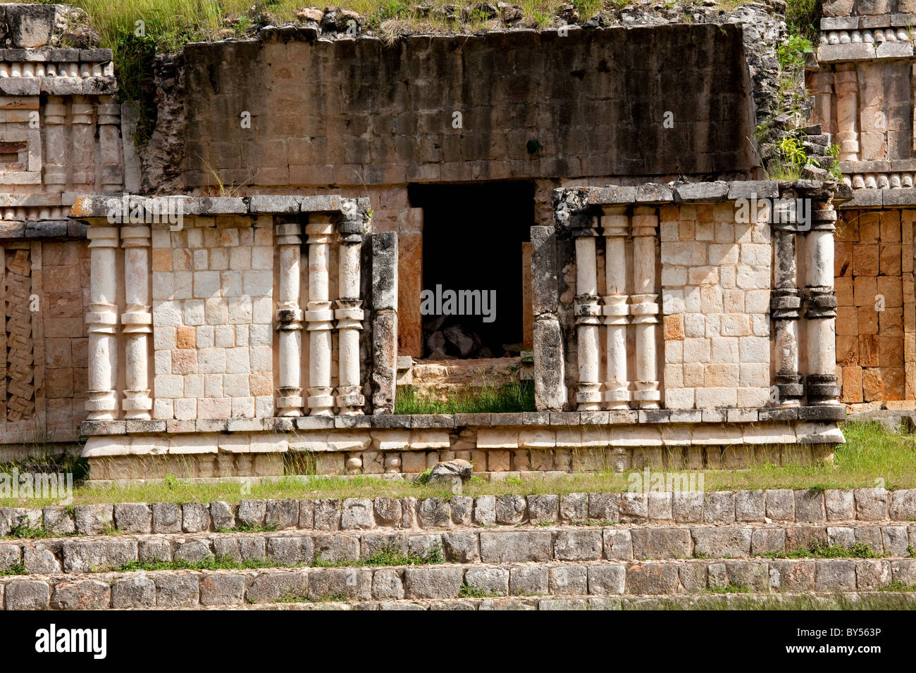 THE PALACE, PUCC MAYAN RUINS OF LABNA, YUCATAN, MEXICO Stock Photo - Alamy