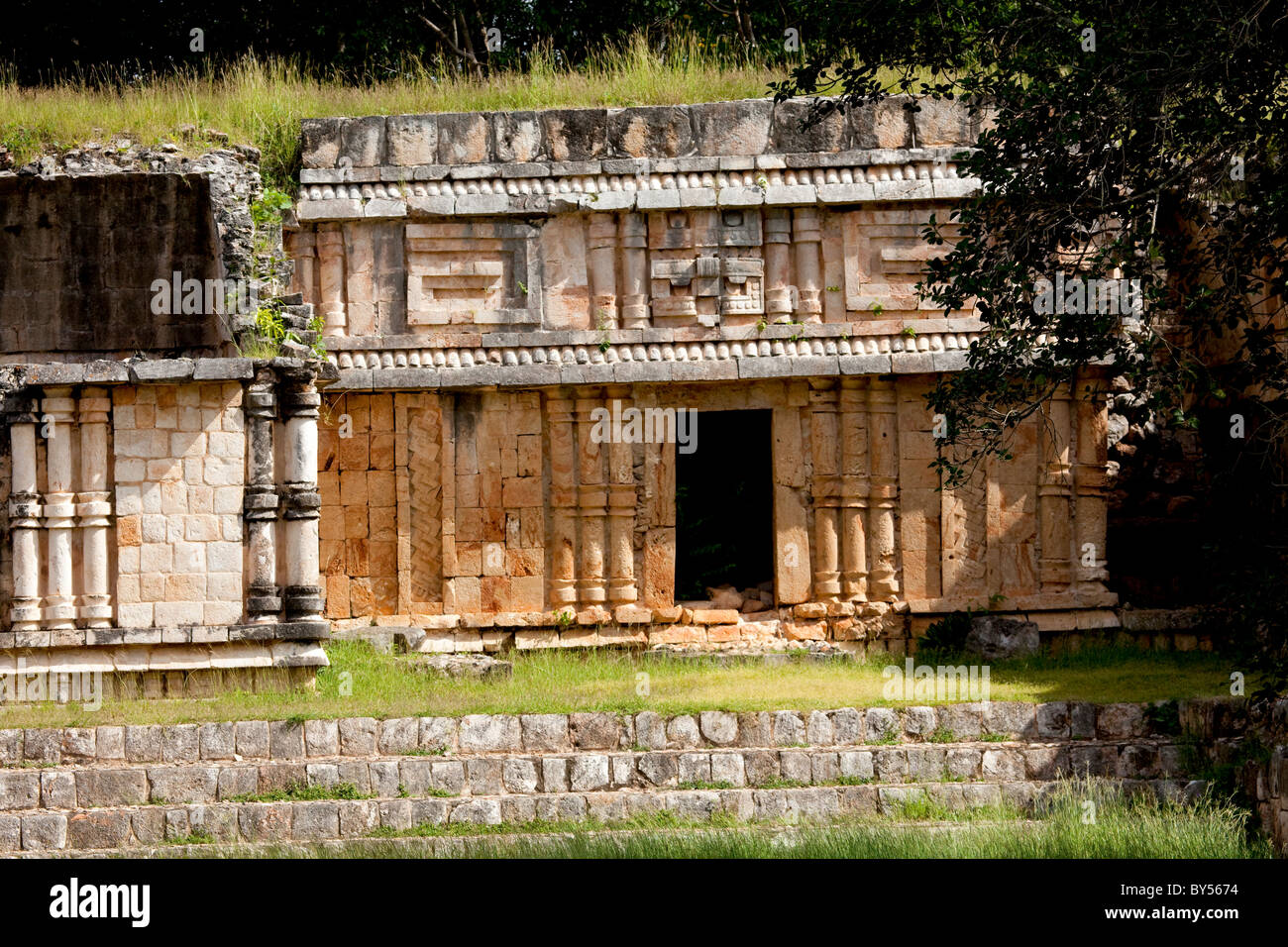THE PALACE, PUCC MAYAN RUINS OF LABNA, YUCATAN, MEXICO Stock Photo - Alamy