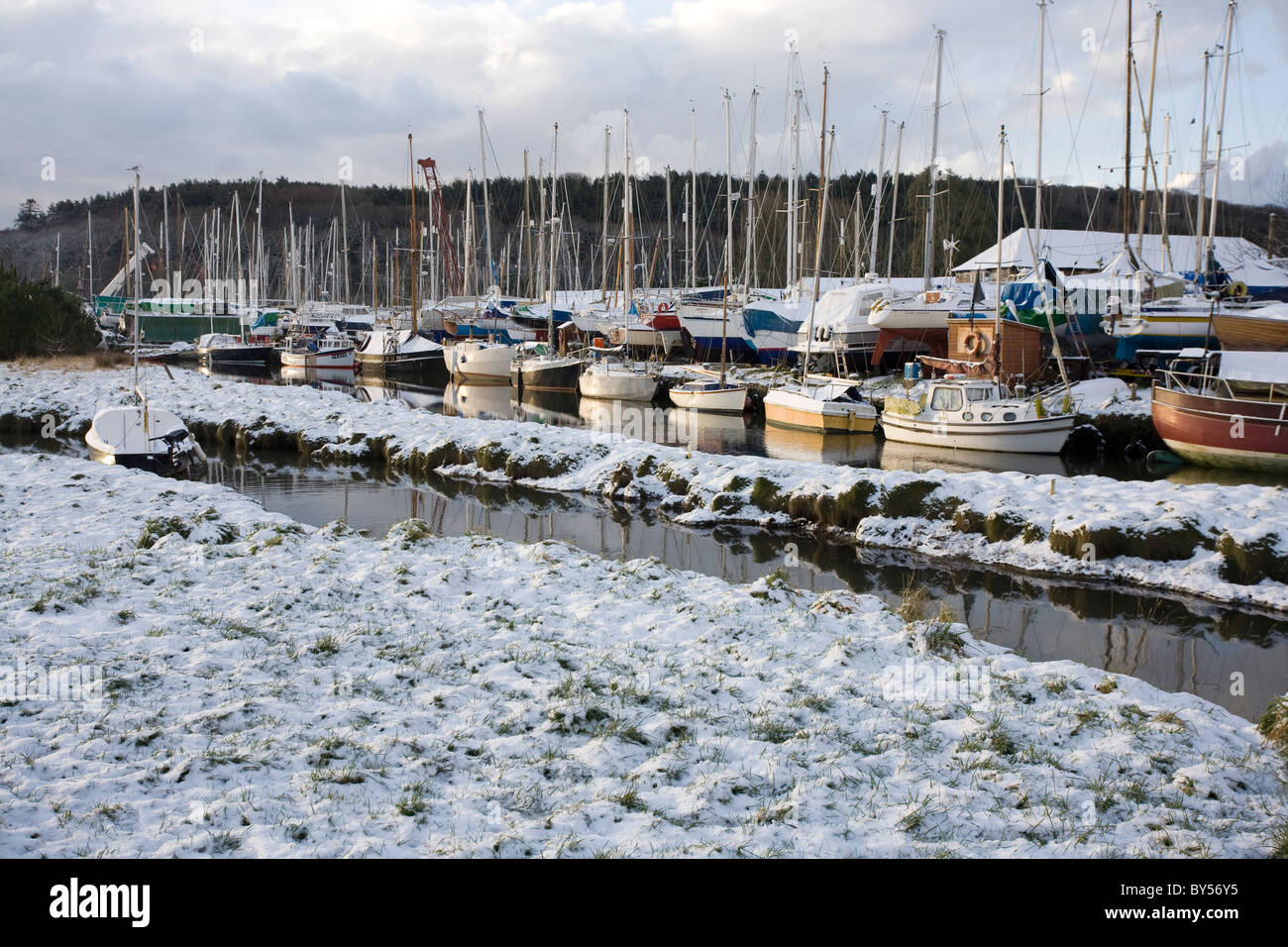 River snow on ground hi-res stock photography and images - Alamy