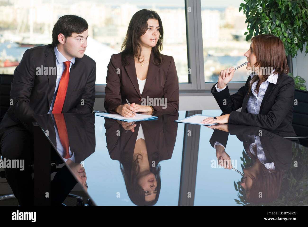Customer talk at a nice table Stock Photo - Alamy