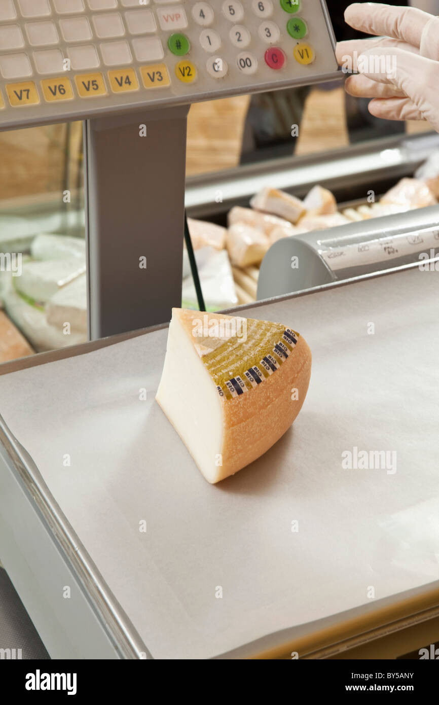 Finger on the scale hi-res stock photography and images - Alamy